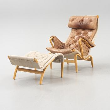 Bruno Mathsson, fåtölj med fotpall, "Pernilla", DUX. - Bukowskis