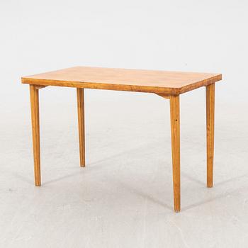 A 1940s birch side table. - Bukowskis