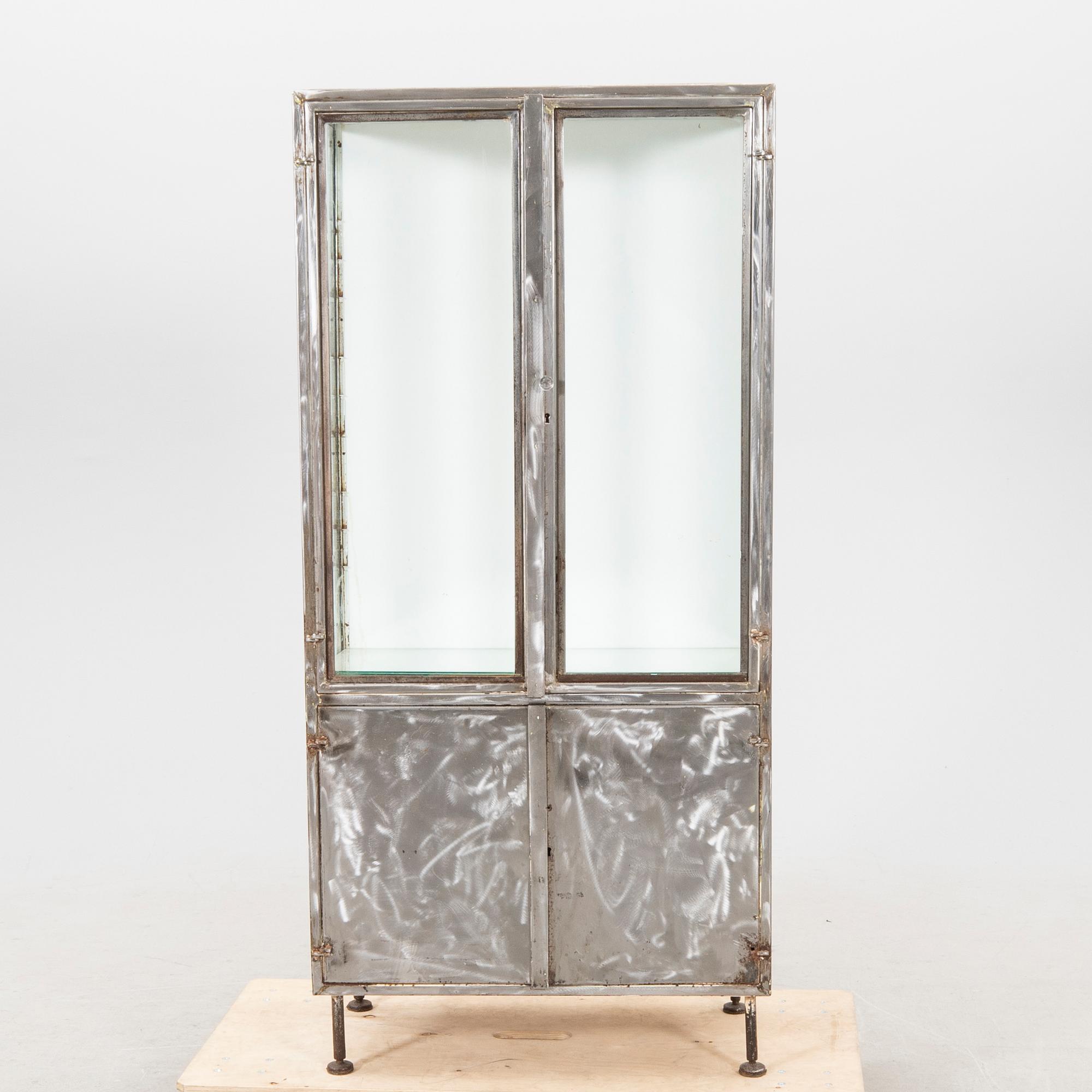 A mid 1900s European medical cabinet. - Bukowskis