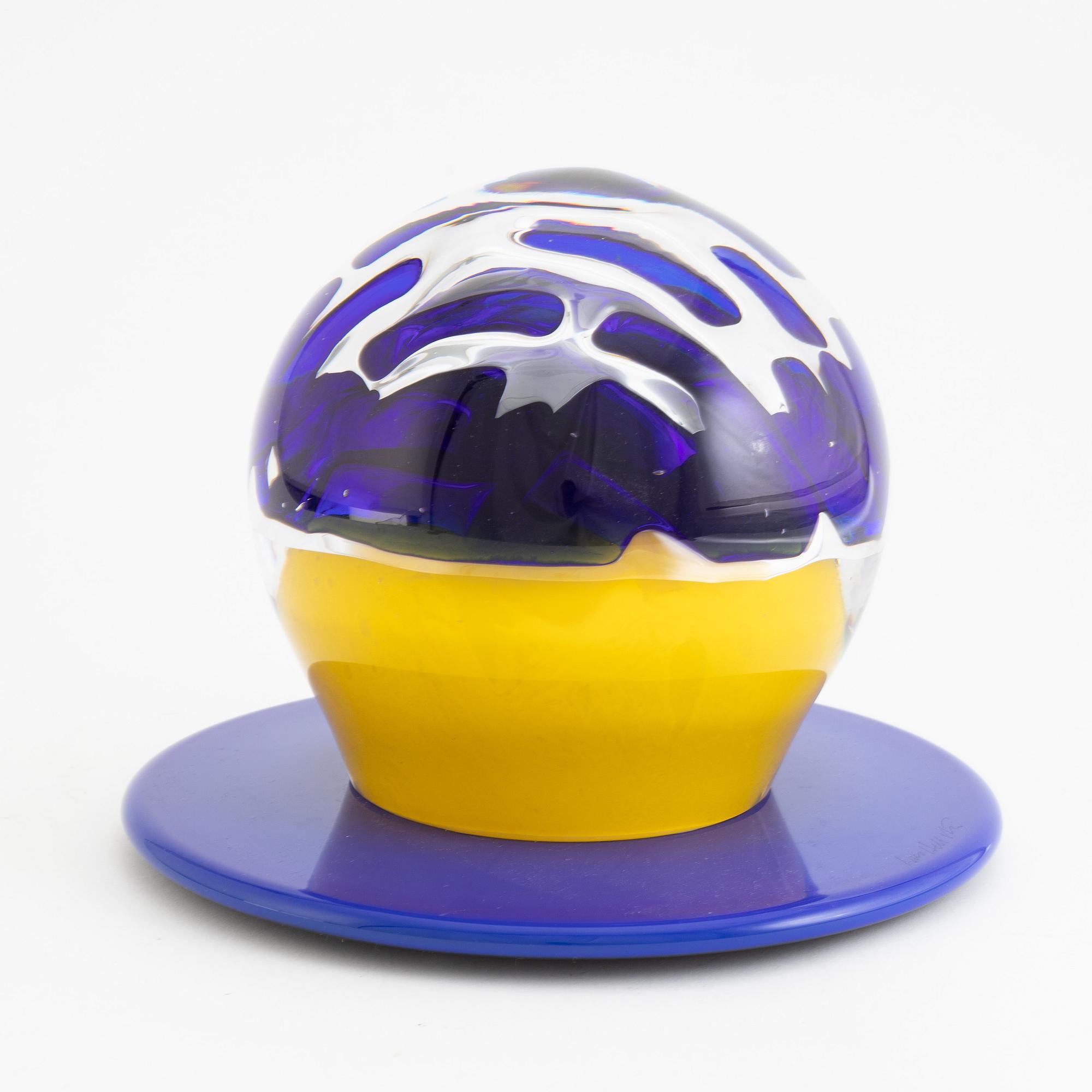 Lars Hellsten, a signed glass sculpture. Orrefors. - Bukowskis