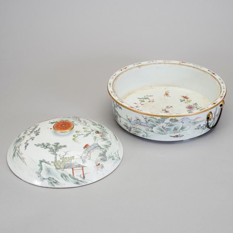 A famille rose tureen, 20th century. - Bukowskis