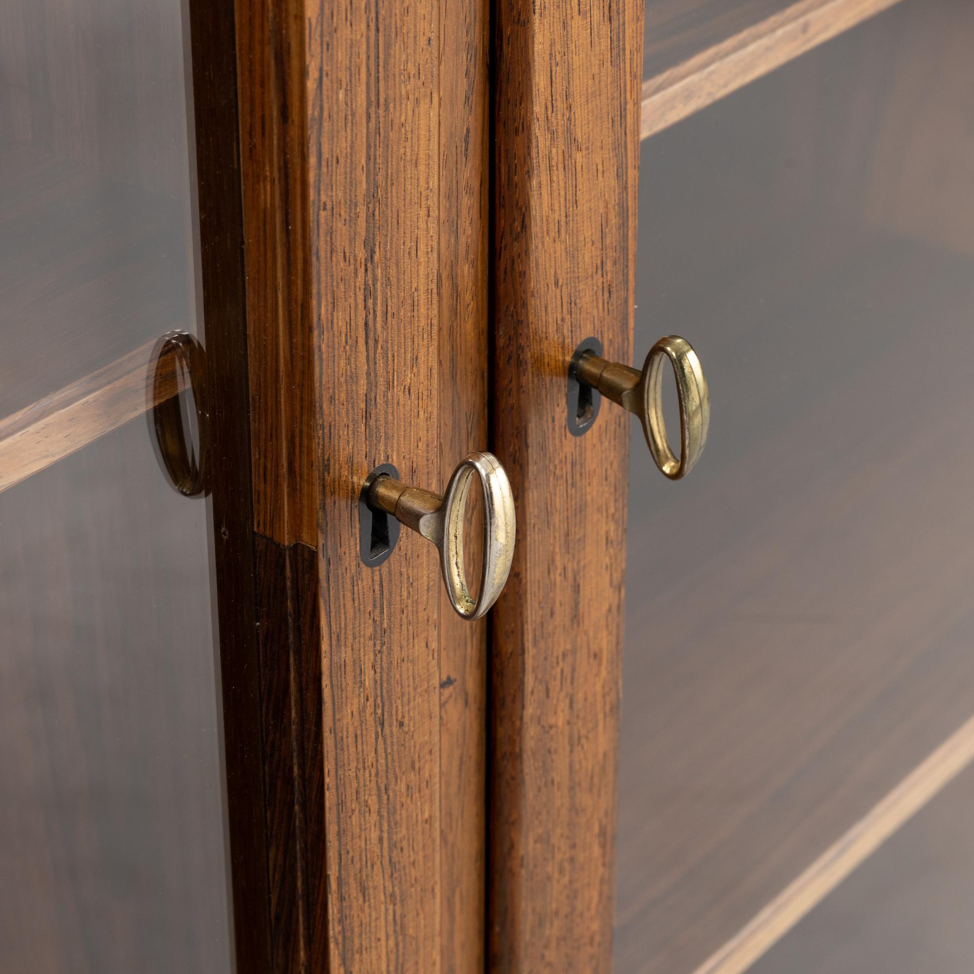 Vitrinskåp, O. Bank Larsen, Skjern, Danmark, 1960-tal. - Bukowskis