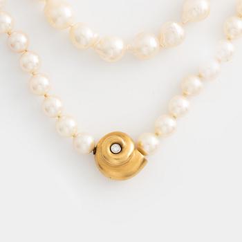 An 18K gold Ole Lynggaard clasp set with a round brilliant--cut diamond ...