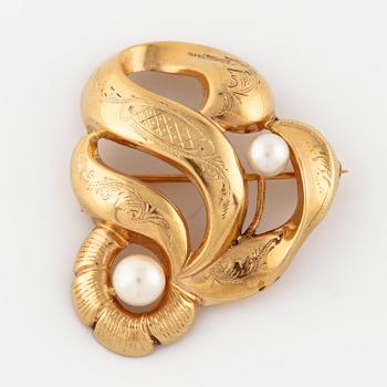 A cultured pearl brooch by Gustav Dahlgren & Co, Malmö 1957. - Bukowskis