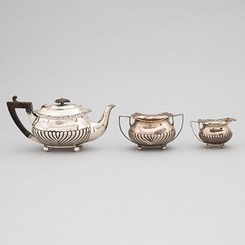 A three piece silver tea service, London 1896. - Bukowskis