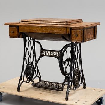 SYMASKIN MED BORD, Singer, Omkring år 1900. - Bukowskis