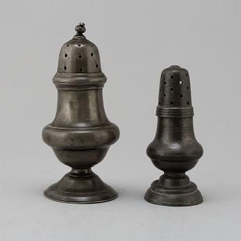 TWo 18th century pewter shakers. - Bukowskis