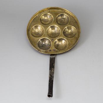 MUNKPANNA, mässing och smide, 1700-tal. - Bukowskis